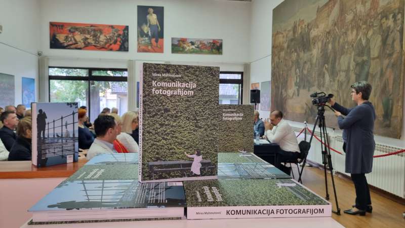 Promovirana knjiga “Komunikacija fotografijom” autora Mirze Mahmutovića ...